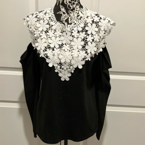 Camisa | Tops | Med Camisa Black White Cold Shoulder Lace Inset Top ...